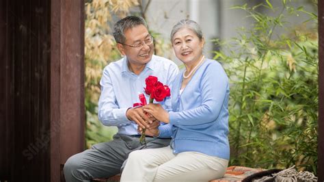 Love Old Man Valentines Day Couple Roses Outdoors Powerpoint Background