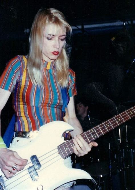 30 Amazing Photographs Of A Sexy Kim Gordon Of Sonic Youth On The Stage
