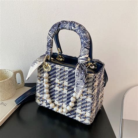 니치 디자인 여성 여름 2024 트렌디 실크 스카프 진주 체인 손잡이 작은 싱글 숄더 크로스바디 신부 가방 핸드폰닷컴