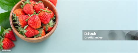 파란 녹색 배경 근접 촬영 Topview Copyspace에 고립 된 아름 답 고 맛 있는 딸기의 그릇 건강한 생활방식에 대한 스톡 사진 및 기타 이미지 Istock