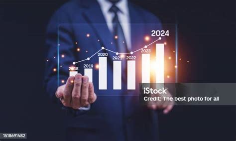 2024년 연도 계획의 비즈니스 성장 개념 계획 비즈니스 2024년 성장을 목표로 하는 그래프 차트가 있는 사업가 2024년 사업 계획 2022년에 대한 스톡 사진 및 기타