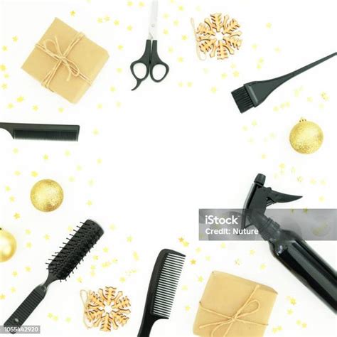 흰색 바탕에 장식으로 스프레이 빗가 위 및 선물 상자 크리스마스 미용사 구성 세련 된 개념입니다 평면 위치 최고 보기 0명에