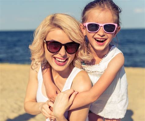 Mutter Und Tochter Auf Dem Strand Stockfoto Bild Von Muttergesellschaft Schauen