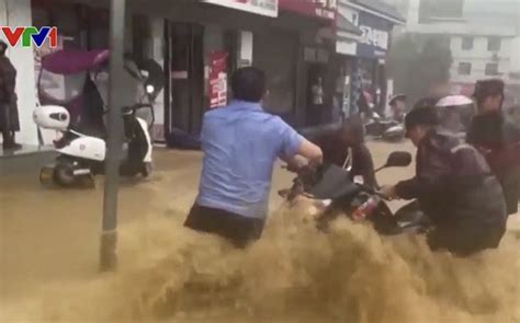 ភ្លៀងធ្លាក់ខ្លាំងបង្កជាគ្រោះទឹកជំនន់នៅចិន ប្រធានាធិបតីប្រាប់ឱ្យមន្ត្រីចិនពង្រឹងវិធានការ