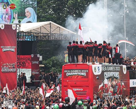 ឥណ្ឌូនេស៊ីដង្ហែក្បួនតាមផ្លូវដើម្បីអបអរកីឡាករ ការនីដែលឈ្នះមេដាយមាសក្នុងស៊ីហ្គេមឆ្នាំ២០២ សុីសុីថាមស៍