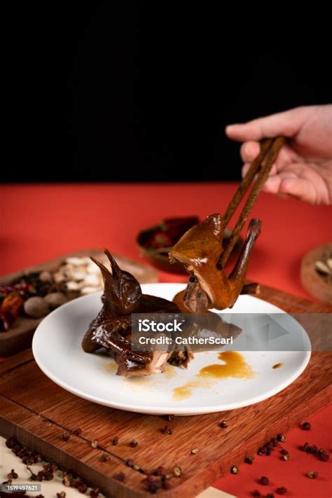향신료로 절인 비둘기 고기 중국 특선 음식 부엌에서 촬영 어두운 배경 다양한 향신료 닭에 대한 스톡 사진 및 기타 이미지 닭 가금류 감자 요리 Istock