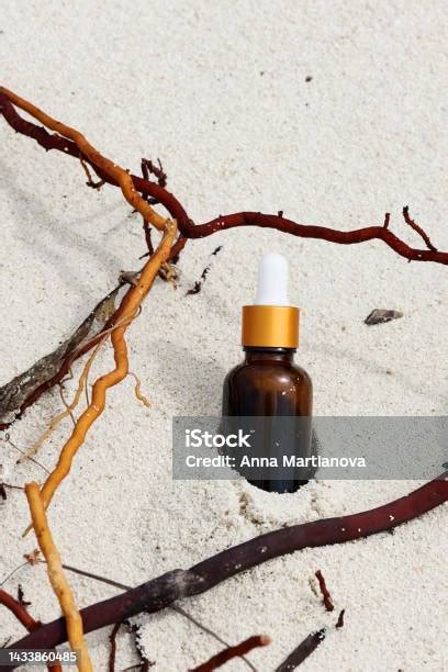 뿌리가 있는 모래에 기름이 든 어두운 호박색 유리병 천연 화장품 제품 아름다움 및 프리젠 테이션 개념 모의 휴식과 휴가 스타일 갈색에 대한 스톡 사진 및 기타 이미지