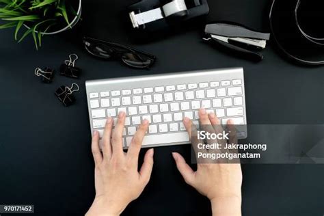 평면도의 평평 하다 현대 검은 책상 컴퓨터 노트북 및 홈 오피스에 고정 작업 테이블에 비즈니스 여자 사용 키보드 포함 Copyspace 텍스트 또는 그래픽 추가 갈색에 대한