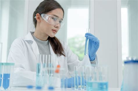 과학자는 고급 과학 실험실에서 생화학 샘플을 분석합니다 의료 전문가는 바이러스의 화학적 혼합 미생물 발달을 확인합니다 과학 실험실의 생명 공학 연구 화장품 병원에 대한 스톡