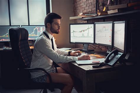 외환 차트 프로젝션을 통해 집중 사업가 또는 주식 브로커 최고 경영인에 대한 스톡 사진 및 기타 이미지 최고 경영인 컴퓨터 모니터 거래자 Istock