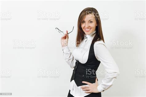 아름 다운 행복 백인 젊은 갈색 머리 비즈니스 여자 검은 양복에 웃 고 흰 셔츠와 안경 카메라를 찾고 흰색 배경에 고립 관리자 또는 작업자 합니다 광고에 대 한 공간을 복사