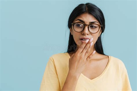 Joven Y Hermosa Mujer India Con Gafas Tocando Su Boca Imagen De Archivo Imagen De Tacto