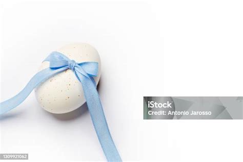 흰색 배경에 분리 된 파란색 활과 리본창작 점선 달걀과 최소한의 부활절 스타일 디자인 개념 개념에 대한 스톡 사진 및 기타 이미지 개념 계절 공휴일 Istock