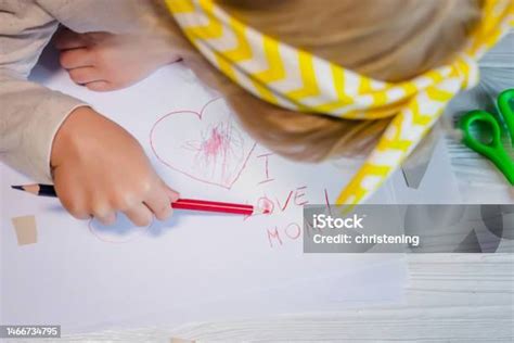 작은 아이가 어머니의 날을 축하합니다 엄마를 위한 엽서를 들고 있는 아이 어머니를위한 휴일 선물 축하합니다 공예에 대한 스톡