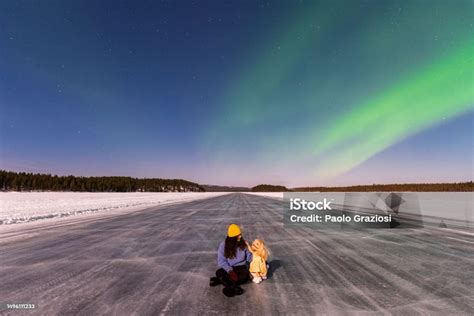 북극광 아래 인형을 들고 얼음 위에 있는 젊은 여성 라플란드 25 29세에 대한 스톡 사진 및 기타 이미지 25 29세 겨울 경관 Istock