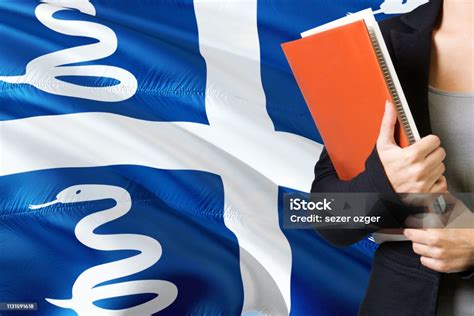 학습 언어 개념입니다 백그라운드에서 마르티니크 플래그와 서 젊은 여자 책을 들고 교사 오렌지 빈 책 표지 교사 교육 관련 직업에