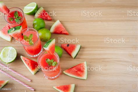 봄 여름 휴가 및 휴가 배경 개념음료와 과일 열대 현대 갈색 나무 테이블에 신선한 얼음 수박 주스를 배열 항목 디자인 텍스트 및 단어의 공간을 복사합니다 칵테일에 대한 스톡
