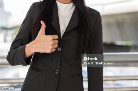 도시 비즈니스 성공 개념에에서 엄지를 표시 하는 비즈니스 여자의 손 경영자에 대한 스톡 사진 및 기타 이미지 경영자 기업 비즈니스 기업 재무와 산업 Istock