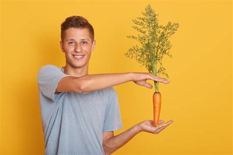 Tiro Horizontal De Esbelta Encantadora Joven Sonriendo Sinceramente Foto Premium