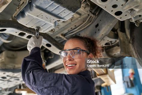 여성 엔지니어가 유압 리프트로 자동차 아래에서 수정하거나 점검합니다 기계공에 대한 스톡 사진 및 기타 이미지 기계공 기계 부분 유압기 Istock