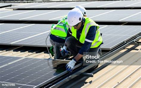 태양계를 검사하는 안전 헬멧을 가진 직업적인 엔지니어 기술공 2명에 대한 스톡 사진 및 기타 이미지 2명 걷기 검사 보기 Istock