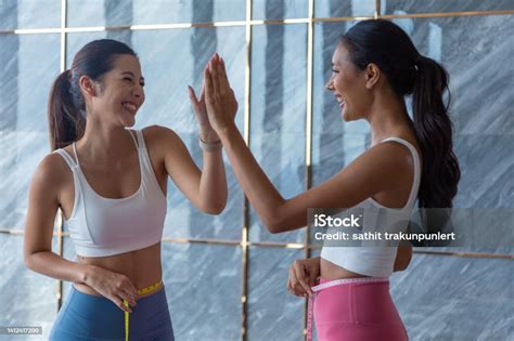 팔과 어깨 근육을 위해 체육관에서 멀티 스테이션에서 운동하는 스포티 한 아시아 여성 콘도에서 체육관에서 운동하는 피트니스 20 24세에 대한 스톡 사진 및 기타 이미지