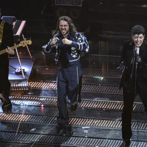 Fru Dei The Jackal Irrompe Durante Lesibizione Dei The Kolors E