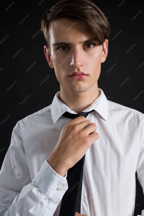 그의 넥타이 조정 중성 남자 프리미엄 사진
