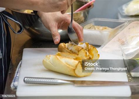 요리사는 야채와 고기와 맛 있는 샌드위치 부엌에서 샌드위치를 준비 건강한 식생활에 대한 스톡 사진 및 기타 이미지 건강한 식생활 고기 굽기 Istock