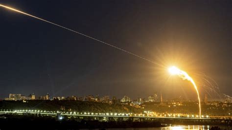 У Харкові третя хвиля ударів у Києві повідомляють про падіння уламків і пожежу вибухи у Львові