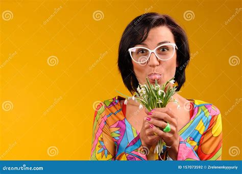 Chica Guapa Con Gafas Y Nevadas Con Emociones Divertidas Foto De Archivo Imagen De Felicidad