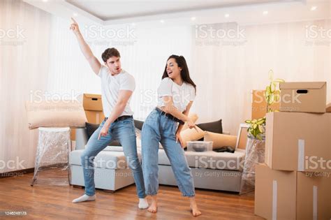 H Appy 남편과 아내는 함께 자신의 아파트로 재배치 재미 소용돌이 흔들 이주 개념 골판지 상자 근처 거실에서 기뻐하는 젊은 부부는 이동 일에 즐겁게 2명에 대한 스톡