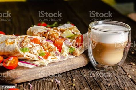 오래된 나무 테이블에 햄버거 또는 샤와르마와 육즙 샌드위치 도마에 위에서 촬영 측면에서 거품라적 라떼 카푸치노와 함께 가냘픈에 대한 스톡 사진 및 기타 이미지 Istock