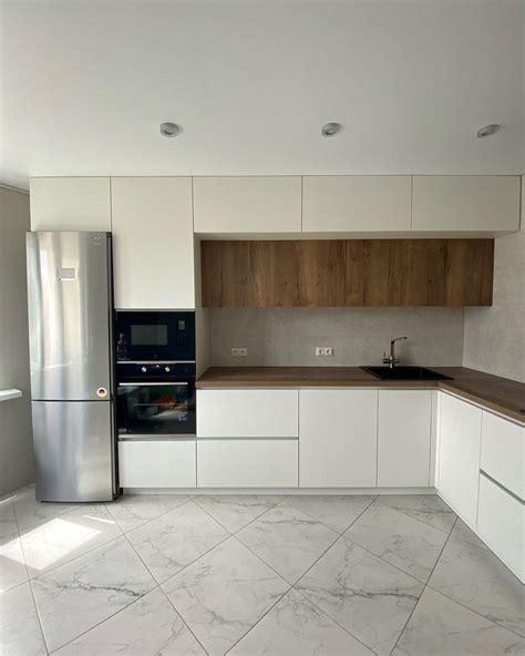 Белая кухня с элементами дуба Idee Di Arredamento Arredamento Cucine