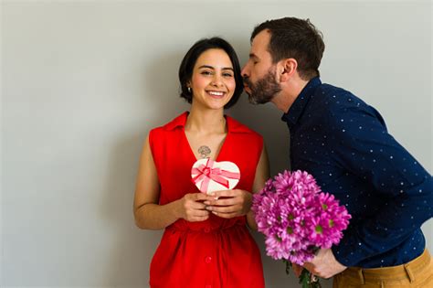 발렌타인 데이에 선물과 꽃을 나누고 키스하고 애정을 표현하는 즐거운 라틴 커플 2명에 대한 스톡 사진 및 기타 이미지 2명 기념일 꽃 식물 Istock