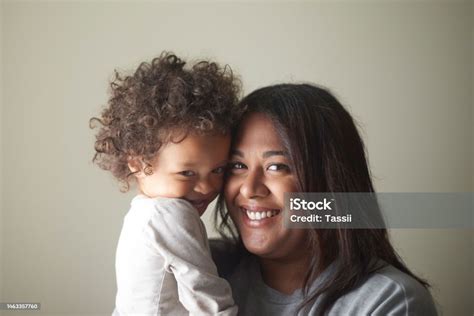 초상화 가족 및 어머니와 딸이 집에서 회색 배경에 유대감을 가지고 있는 아이들 얼굴 사랑 여자와 여자 아이가 집에서 함께 시간을 보내는 것을 즐기는 아이들 어머니에 대한