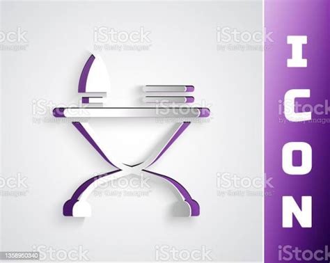 종이 는 회색 배경에 고립 된 전기 철및 다림질 보드 아이콘을 잘라 스팀 아이언 종이 아트 스타일 벡터 3차원 형태에 대한 스톡