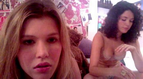 Голая Эли Кобрин в Look