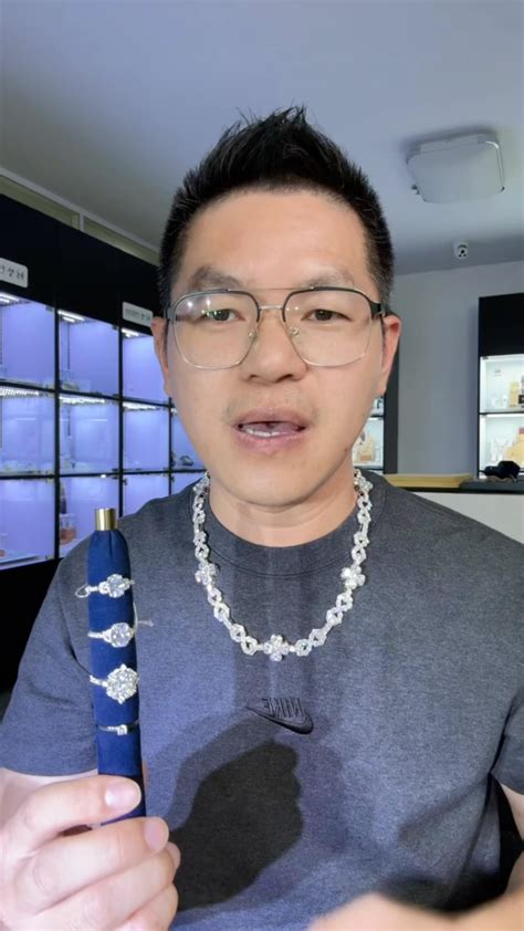 Ivan Ding 很多朋友明白培育钻石的优势，但也有很多人非常犹豫。预算有限和但又想要天然钻石，怎么办？ 这里有一个好主意。中间的主石用培育钻石，边上的小钻用天然钻石。这样，你不会因为