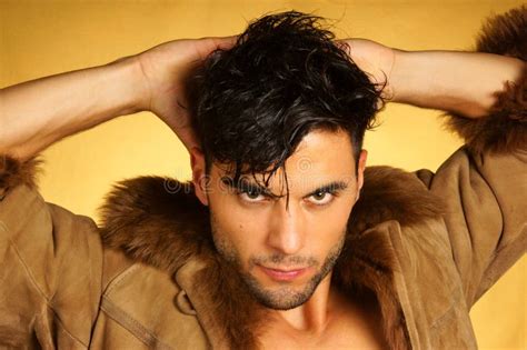 Retrato De Un Hombre Joven Caucásico Con La Piel Foto de archivo Imagen de piel blanco 45370614