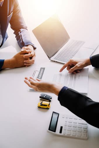 손 들고 자동차 열쇠와 렌터카 개념 에이전트의 클로즈업 보기 임대 계약 후 고객에게 자동차 열쇠를 주는 임대 양식 및 자동차 이름 모기지에 대한 스톡 사진 및 기타 이미지