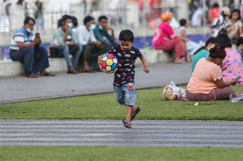 Dvb တန်ဆောင်မုန်းလပြည့်နေ့ မဟာဗန္ဓုလပန်းခြံတွင် အပန်းဖြေသူများစည်ကား၊ မီးပုံးပျံလွှတ် ဓာတ်ပုံ