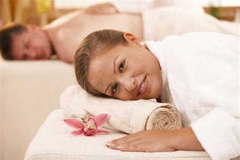 Junge Lesbische Paare Massage Genießen Stockfoto Bild von aufwerfung nett