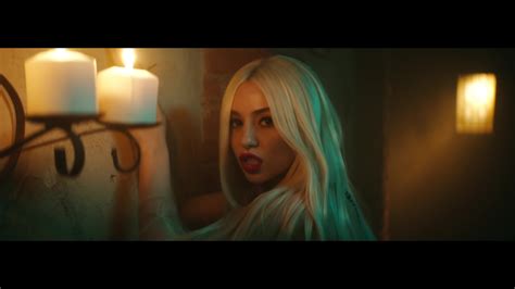 Single Freaking Me Out De Ava Max Wiki Dragon