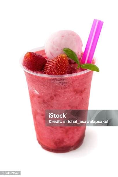 딸기 스무디와 요구르트 크림 딸기 아이스 큐브를 가진 나무 접시에 얼음을 배경으로 과일 0명에 대한 스톡 사진 및 기타 이미지 0명 건강한 식생활 과일 Istock