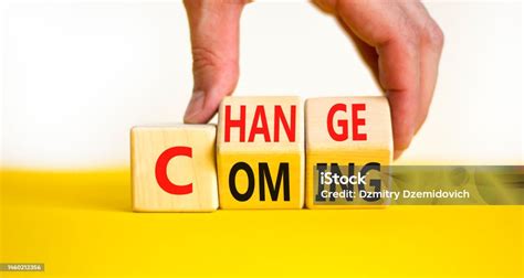 변화는 상징으로오고 있습니다 개념 단어 변화와 나무 큐브에오는 아름 다운 노란색 테이블 흰색 배경입니다 사업가 손 비즈니스 변화가 오는 개념입니다 공간을 복사합니다 동전에