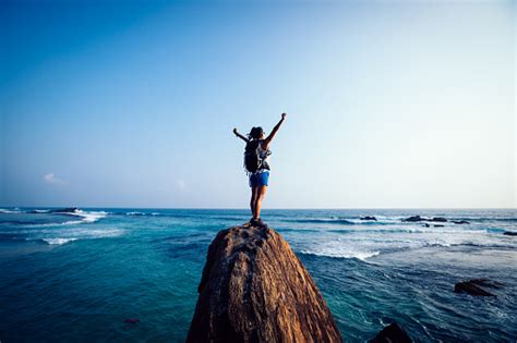 성공적인 젊은 여자 등산객 해변 바위 절벽 가장자리에 팔을 뻗어 가장자리에 대한 스톡 사진 및 기타 이미지 가장자리 감사 건강한 생활방식 Istock