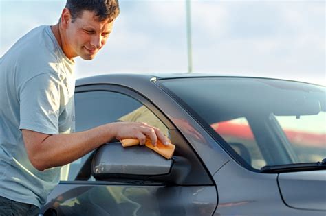 그의 차는 마이크로 화이버 천으로 청소 전문가사람 처럼 청소 가까운에 대한 스톡 사진 및 기타 이미지 가까운 건조한 걸레 Istock