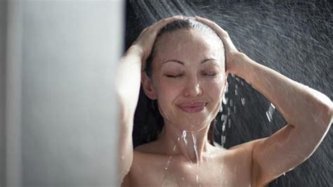 Ngintip Tetangga Mandi Dari Atas Genteng Tak Takut Ketahuan Pria Ini