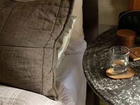 Чому небезпечно залишати склянку води на ніч біля ліжка з чим це повязано